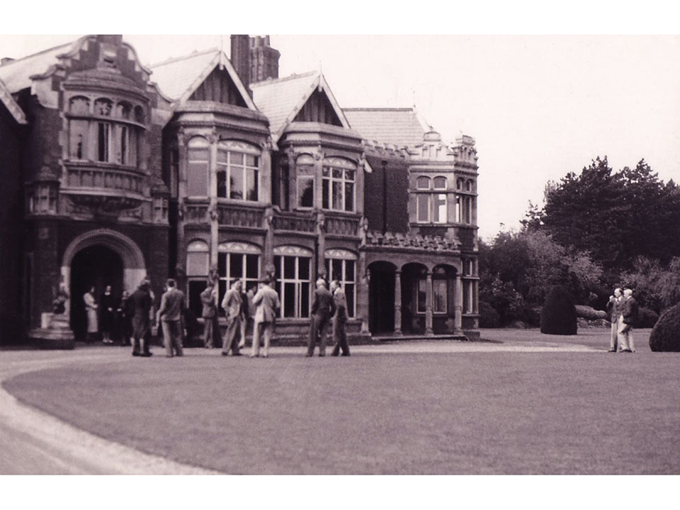 Alan Turing and the Hidden Heroes of Bletchley Park | The National WWII ...