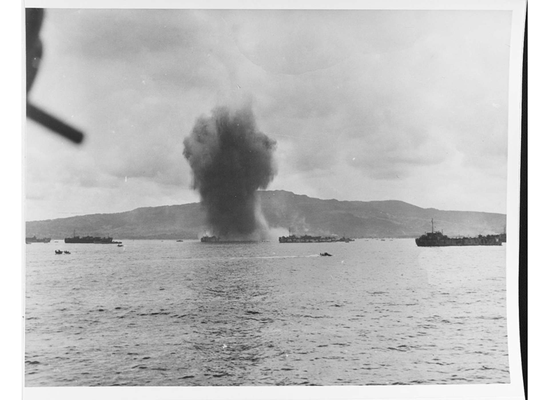 Blasting the Way to the Beachhead: US Navy Underwater Demolition Teams ...